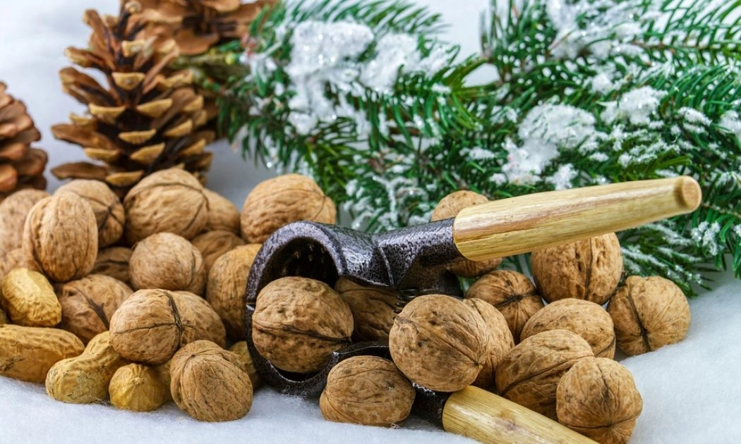 Making walnut cracking easier. No problem